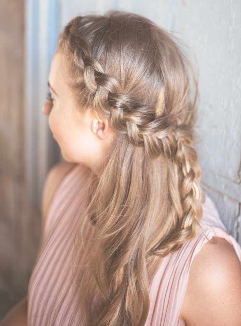 Maxi dress and braid hairstyle - Mona Visuri